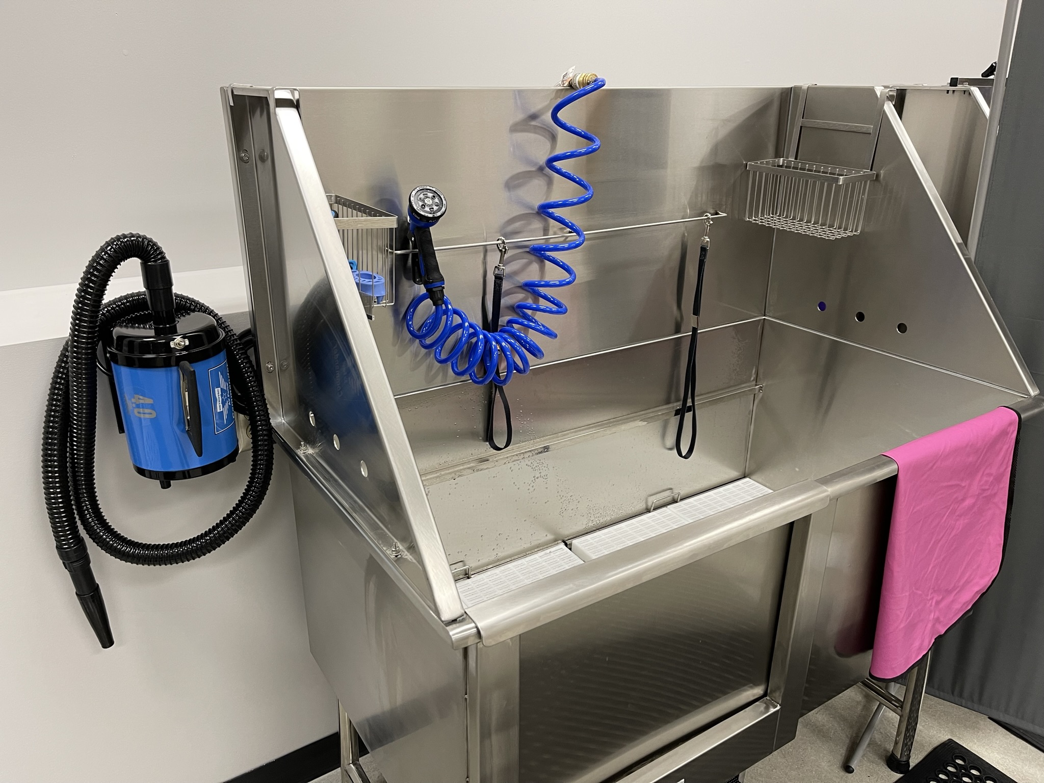Fur on the Mountain – Professional Grooming Service & DIY Wash Stations